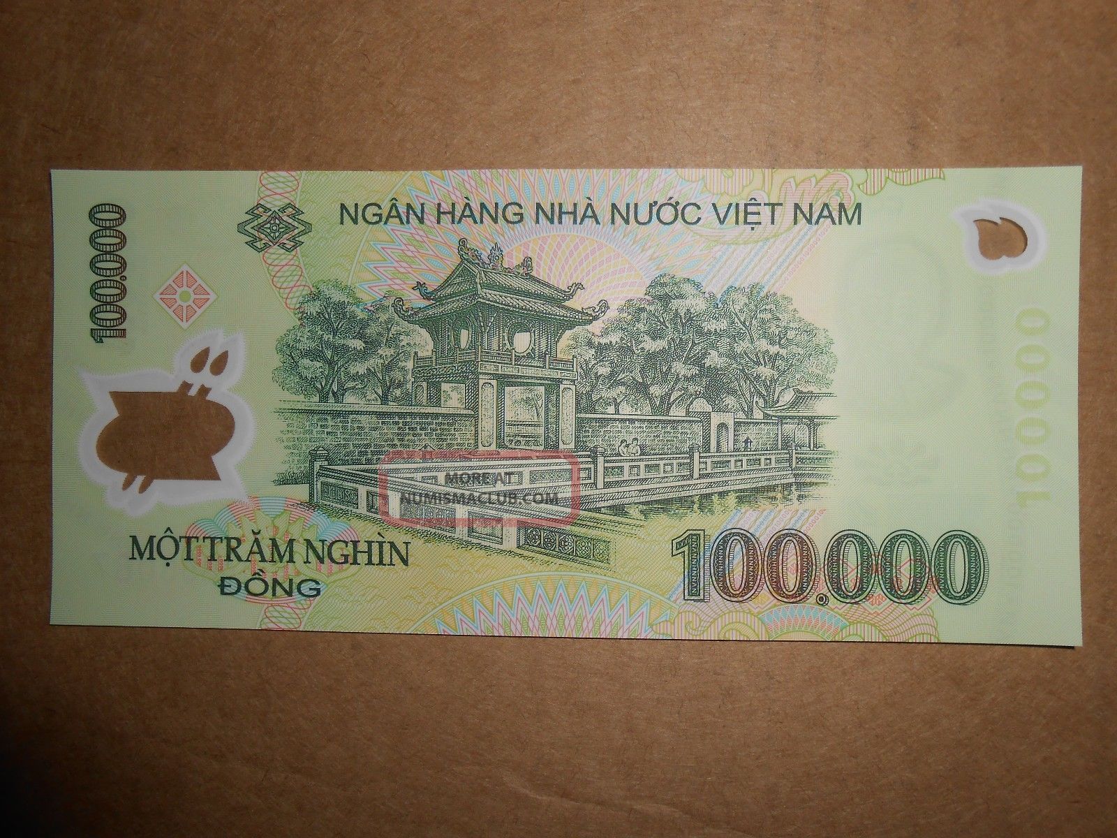 One Vietnam 100 000 Dong Banknote 100000 Dong Uncirculated Polymer
