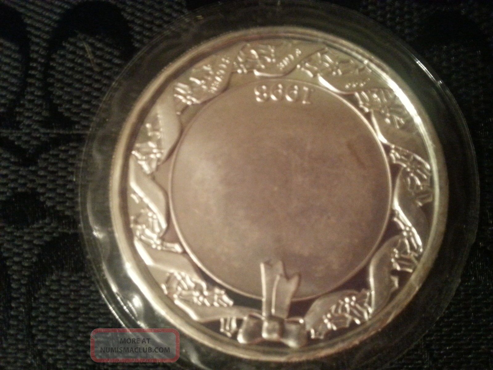 1998 Merry Christmas Santa Claus. 999 Silver 1oz Round